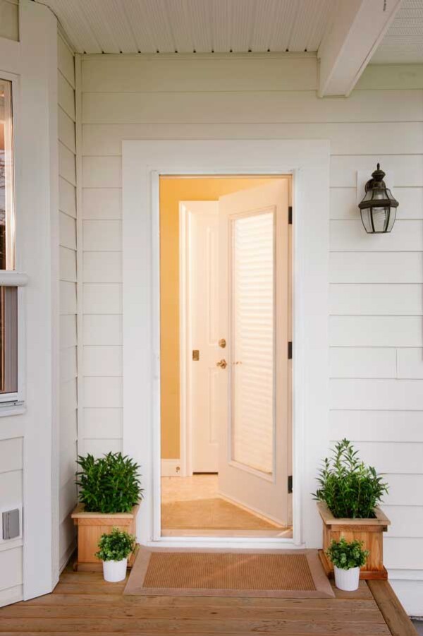 PHANTOM® SINGLE RETRACTABLE SCREEN DOOR - Screening Solutions Ohio